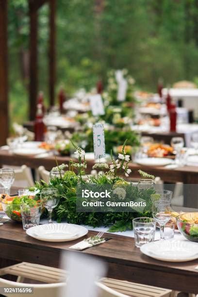 우아한 결혼식 테이블 배열 꽃 장식 레스토랑 웨딩 테이블 셋업입니다 숲에서 결혼식 결혼식에 대한 스톡 사진 및 기타 이미지 결혼식 결혼식 피로연 고급 요리 Istock