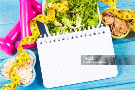 메뉴 또는 프로그램 테이프 측정 아령 다이어트 음식 다이어트 계획 체중 감소 하 고 개념을 해독 0명에 대한 스톡 사진 및 기타 이미지 Istock