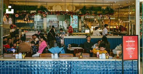 식당의 테이블에 앉아있는 한 무리의 사람들 사진 Unsplash의 무료 건물 이미지