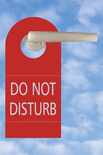 빨간색 방해 금지 문 손잡이 골 판지 태그 수직 절연 옷걸이 기호 매크로 근접 촬영 영어 텍스트 큰 상세 En 요청 경고 라벨 개념 흰 구름 밝은 여름 하늘 구름 배경 0