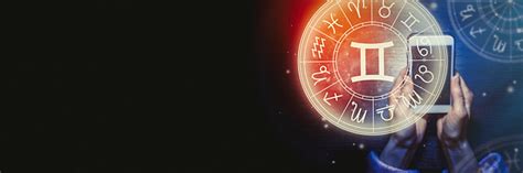여성의 손은 별이 빛나는 하늘에 조디악 기호 쌍둥이 자리와 전화와 점성술 원을 들고있다 별자리 에 대한 모바일 응용 프로그램 배너 복사 공간 양자리에 대한 스톡 사진 및