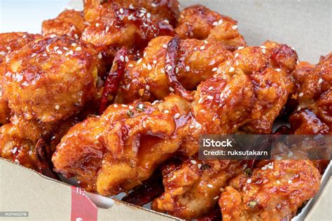 매운 소스를 곁들인 매운 한국 프라이드 치킨 전통 한국 음식 과자 옥수수와 김치 피클을 종이 양동이에 곁들인 프라이드 치킨 건강한 식생활에 대한 스톡 사진 및 기타 이미지