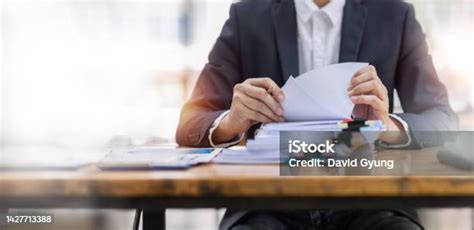 비즈니스 회계사 문서 법률 감사 사업가 사무실 직원 테이블 작업장에서 문서로 작업 클로즈업 대학교에 대한 스톡 사진 및 기타 이미지 Istock