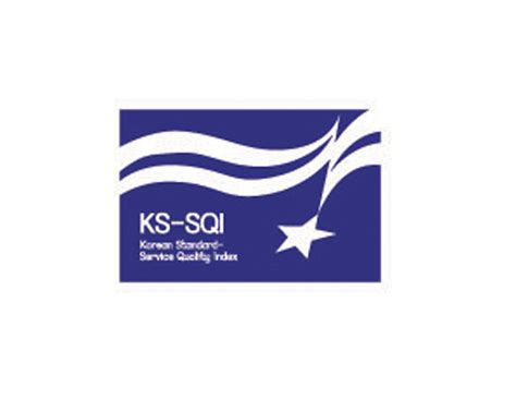 Ks Sqi深蓝色长方形色块为背景，条线的设计与星形搭配。 空灵logo设计公司
