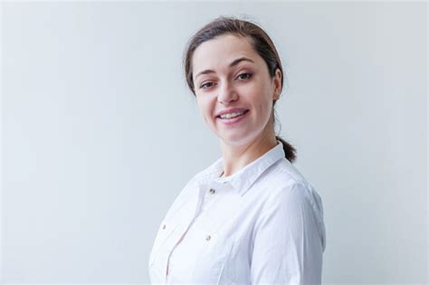 행복한 소녀 미소 아름다움 초상화 젊은 행복 한 웃음 갈색 머리 여자 에 흰색 배경 고립 된 유럽 여성입니다 긍정적 인 인간의 감정 얼굴 표정 신체 언어 갈색 머리에 대한