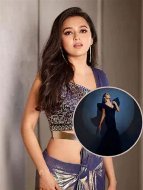 ડીપનેક ગાઉનમાં હોટ લાગી તેજસ્વી ફેન્સ થયા ફિદા Tv9 Gujarati Tejaswi Prakash Stunning Looks