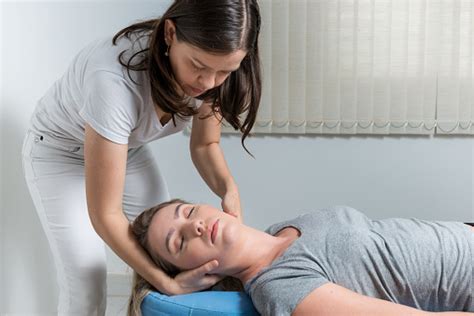 금발 여자 척추 지압 조정 골 요법 대체 의학 통증 완화 개념 물리 치료 스포츠 부상 재활 건강 진단에 대한 스톡 사진 및 기타 이미지 Istock