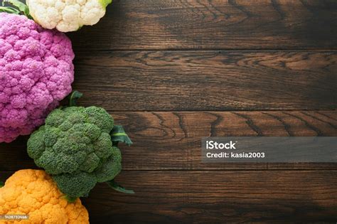 컬러푸 콜리플라워 오래된 나무 배경에 콜리 플라워의 다양한 종류 보라색 노란색 흰색 및 녹색 양배추 브로콜리와 로마네스코 농업 수확 모의 0명에 대한 스톡 사진 및 기타