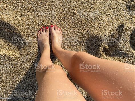 여성 다리 따뜻한 열대 동부 낙원 국가 남부 리조트에서 해변에서 휴가를 보내는 부서지기 쉬운 노란색 황금빛 모래의 배경에 아름