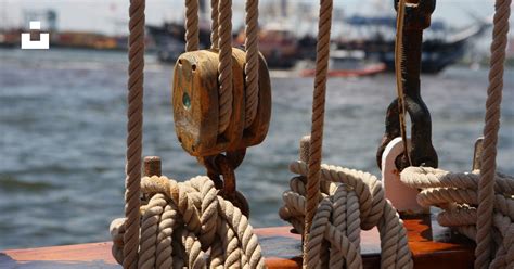 보트에서 밧줄과 밧줄의 클로즈업 사진 Unsplash의 무료 보스턴 하버 이미지