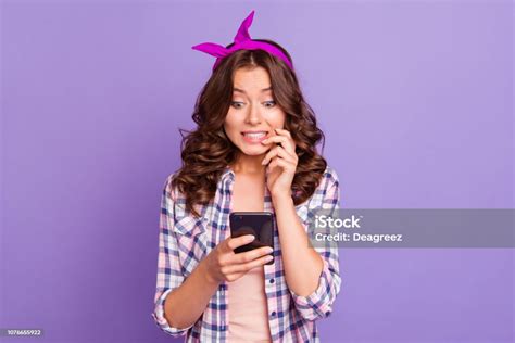 검사기에 그녀의 헤어스타일으로 꽤 꿈꾸는 매력적인 사랑 스러운 숙 녀 걱정하는에 대한 스톡 사진 및 기타 이미지 걱정하는 보라색 무서움 Istock