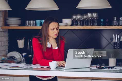 가정에서 일 하는 아픈 젊은 여자 부엌에 대한 스톡 사진 및 기타 이미지 부엌 재채기 30 34세 Istock