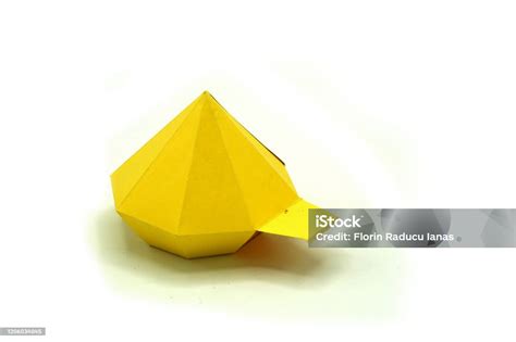 기하학적 모양은 종이에서 잘라 흰색 배경에 촬영 다이아몬드의 지오메트리 그물 3d 형상 또는 솔리드를 형성하기 위해 접을 수