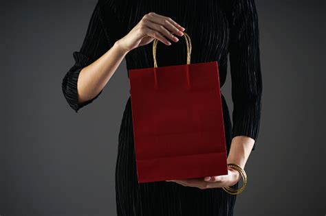 블랙 프라이데이 컨셉 판매 회색 배경에 여성의 손에 종이 빨간색 패키지 공간을 복사합니다 11월에 대한 스톡 사진 및 기타 이미지 Istock