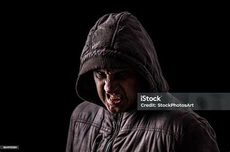 부분적으로 후드와 함께 숨겨진 얼굴 그림자에 숨어 매우 분노 하 고 적극적인 남자는 어둠 속에 서 그림자에 대한 스톡 사진 및 기타 이미지 Istock