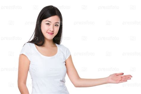 Фотография на тему Красивая девушка на белом фоне Pressfoto