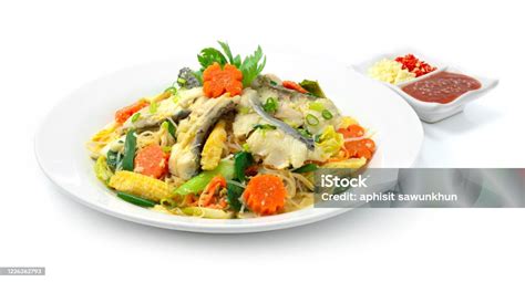 생선 계란 야채 조각 당근 꽃 모양으로 튀긴 태국 스키야키 소스 칠리 마늘 아시아 음식 제공 건강한 생활방식에 대한 스톡 사진 및 기타 이미지 Istock