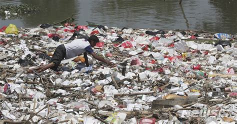 내다 팔 플라스틱 쓰레기 모으는 인니 남성