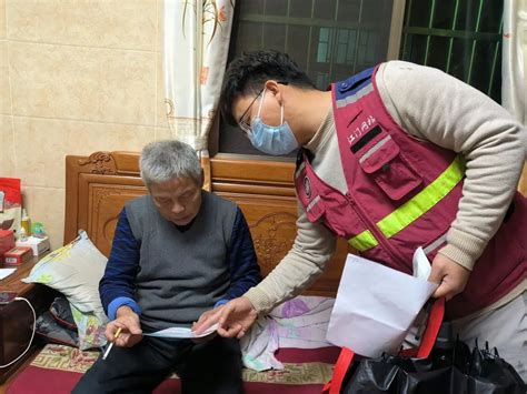 派发“重点人群服务联系知晓卡”，用心用情服务群众防疫出行政策