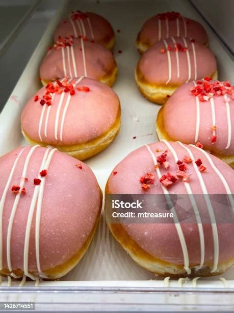 베이커리 트레이 디스플레이의 클로즈업 이미지 탈수 딸기 조각으로 얹은 분홍색 퐁당 아이스 도넛 행 높은 전망 전경에 초점 0명에 대한 스톡 사진 및 기타 이미지 Istock