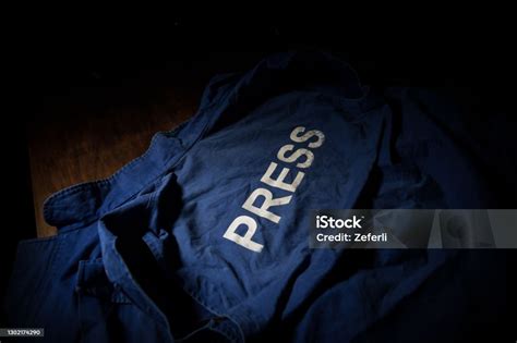 미디어 저널리즘 글로벌 데일리 뉴스 콘텐츠 개념 백라이트와 안개가 있는 파란색 기자 조끼 기자 조끼에 미디어 마이크 0명에 대한 스톡 사진 및 기타 이미지 Istock