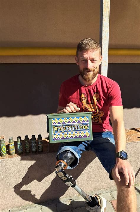 Український воїн перетворив коробки з під набоїв у витвори мистецтва фото Букви