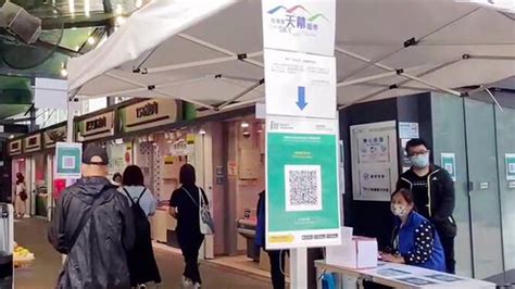 有片｜市民：支持政府防疫 使用安心出行雖不便但也應該 香港商報