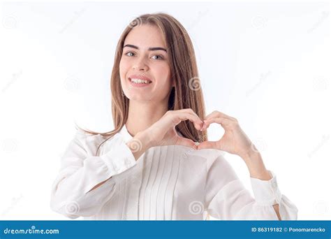 Усмехаясь девушка в выставках рубашки показывать сердце рук