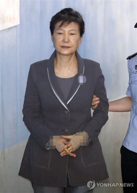 법정으로 향하는 박근혜 전 대통령 매일경제