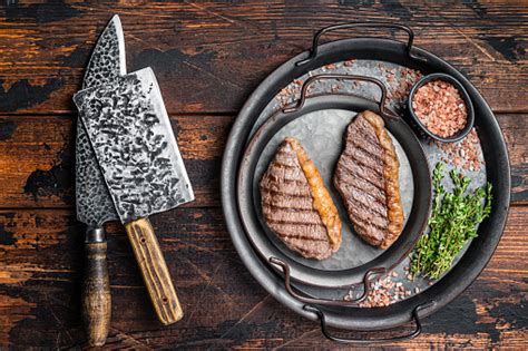 Bbq 구운 등심 스테이크 컵 엉덩이 쇠고기 고기 스테이크를 강철 쟁반에 담았습니다 나무 배경입니다 상위 뷰 0명에 대한 스톡 사진 및 기타 이미지 Istock