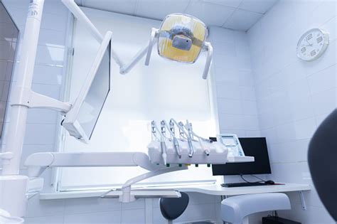 환자의 편안함과 효율적인 치과 시술을 위해 첨단 장비와 잘 설계된 치료 공간을 갖춘 현대적인 치과 클리닉 인테리어 치과에 대한 스톡 사진 및 기타 이미지 Istock