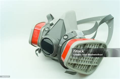 호흡기 방독면 마스크필터를 사용하여 호흡기를 먼지와 오염된 공기로부터 보호합니다 보호 작업복 선택적 초점 흰색에 고립 방독면에