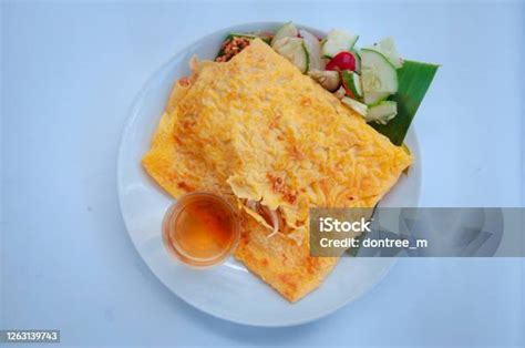 베트남 식 스타일의 바삭한 달걀 크레이프 야채 새우 두부 땅콩의 많은 종류로 만든 현지 디저트팬케이크처럼 계란 팬으로 포장 가냘픈에 대한 스톡 사진 및 기타 이미지 Istock