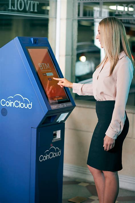 ~을 사용하여 Atm Atm 상호작용 Atm을 사용하는 남자 가상 화폐 간결한 거래 금융 금융 거래 금융 기술 금융 서비스 기계 기술 도시 도시