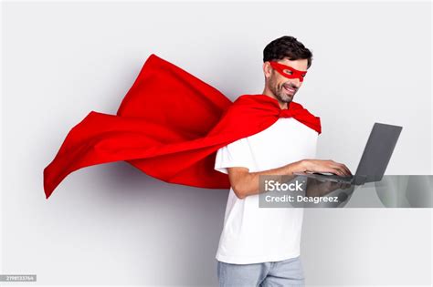 빨간 슈퍼히어로 망토와 마스크를 쓰고 하얀 배경에 서서 노트북을 사용하는 쾌활한 남자 30 34세에 대한 스톡 사진 및 기타 이미지 30 34세 갈색 머리 검정 머리