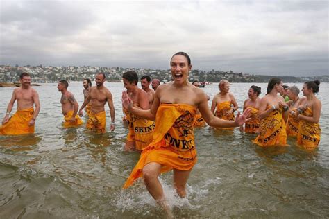 Понад тисячу нудистів в Австралії відбувся масштабний голий заплив Читайте на Ukr Net