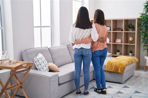 Dos Mujeres Madre E Hija Se Abrazan En Casa Imagen De Archivo Imagen