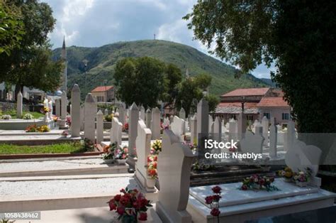 보스니아 건물에 의해 포위 하는 순 교자 묘지 Nesuh Aga Vucijakovic 모스크 근처의 묘지에서 1990 년대 충돌에서 파괴 건물 외관에 대한 스톡 사진 및