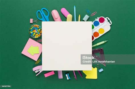 컬러 배경에 텍스트를 위한 공간이 있는 다양한 학교 문구류 평면도 0명에 대한 스톡 사진 및 기타 이미지 0명 가위 개념 Istock