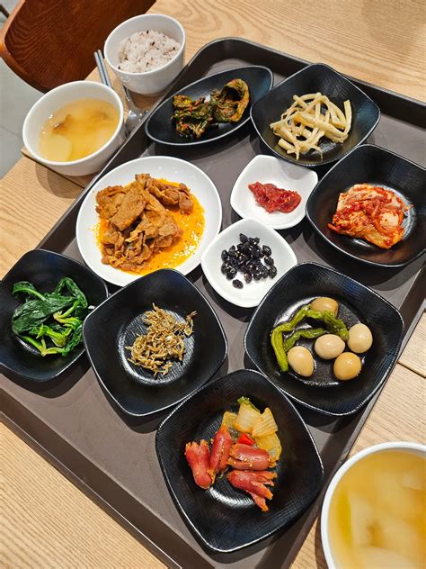 안녕 난 이번에 새로 개업을 한 한식집을 운영하는 자영업자야 근처에서 회사를 다니다가 메뉴고민에 지쳐서 좀 반찬 잘나오는 식당이 있었으면 좋겠다 하다가 내가 차렸네🤣