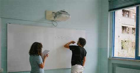 화이트보드에 글을 쓰는 남자와 여자 사진 Unsplash의 고등학생 이미지