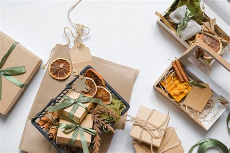 크리스마스 선물 기프트 박스 제로 폐기물 크래프트 페이퍼 테이블 에코 크리스마스 휴가 컨셉 크리스마스 선물 포장 에코 데코