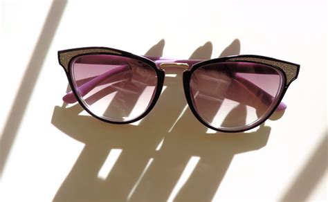 여성의 손 손가락이 세련된 선글라스 태양광 강한 그림자 패션 여름 휴가 컨셉을 만지는 것처럼 흐릿한 실루엣 0명에 대한 스톡 사진 및 기타 이미지 Istock