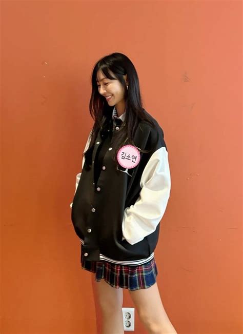 패션엔 김소연 여고생인줄 플리츠 스커트에 바시티 재킷 43세 나이 잊은 프레피룩