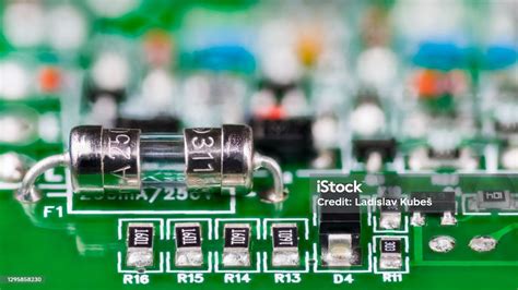 Sekering Atau Resistor Kaca Listrik Dioda Dan Transistor Pada Papan Sirkuit Cetak Dalam Detail