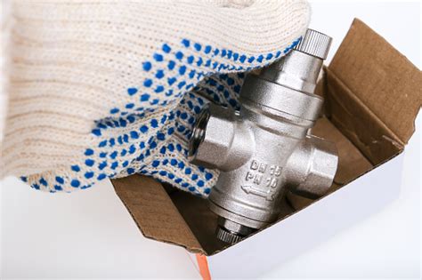 새로운 물 흐름 조절기를 보유하고있는 배관공 교체 또는 장착을위한 압력 감속기 밸브 배관을위한 새로운 수리 부품 집안의 급수 0명에 대한 스톡 사진 및 기타 이미지 Istock