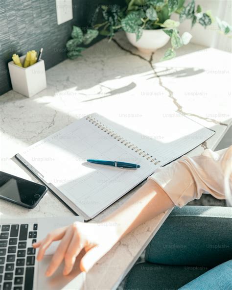 책을 들고 있는 사람 사진 Unsplash의 글자 이미지