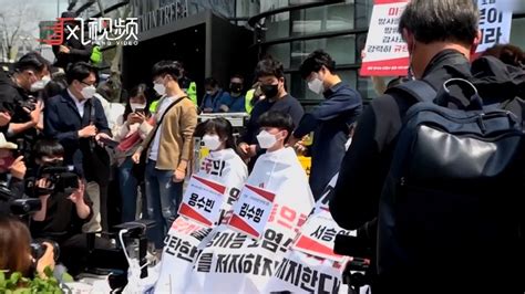 韩国学生在日本驻韩使馆门前削发，抗议日本核污水入海决定凤凰网视频凤凰网