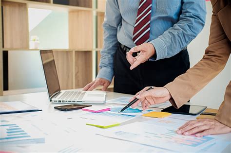 비즈니스 노트북 및 그의 책상에 문서와 사무실에서 일하고 비즈니스 개념입니다 개념에 대한 스톡 사진 및 기타 이미지 개념 경영자 경제 Istock