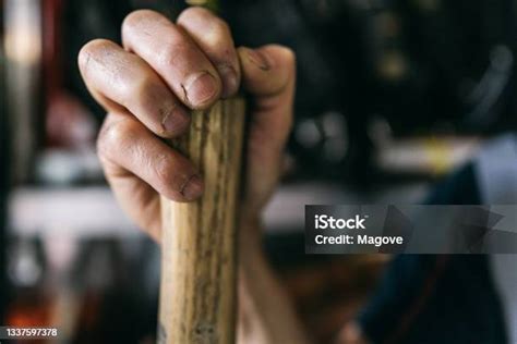 일광에서 작업하는 동안 나무 손잡이와 부드러운 표면 도끼를 들고 더러운 손톱익명의 남성 직원을 자르기 도끼에 대한 스톡 사진 및 기타 이미지 Istock